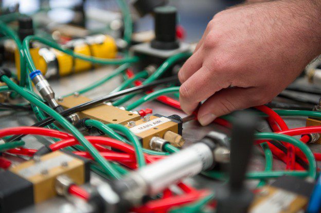 On-site hydraulic training | Custom pneumatic training | APT Training